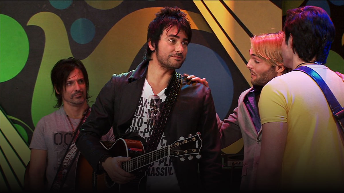 El cantante Beto Cuevas en la telenovela Miss XV - Más Telenovelas